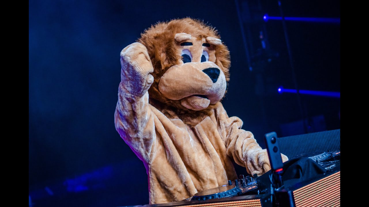 The Masked DJ - We Will Rock You | Live bij de Foute party - YouTube