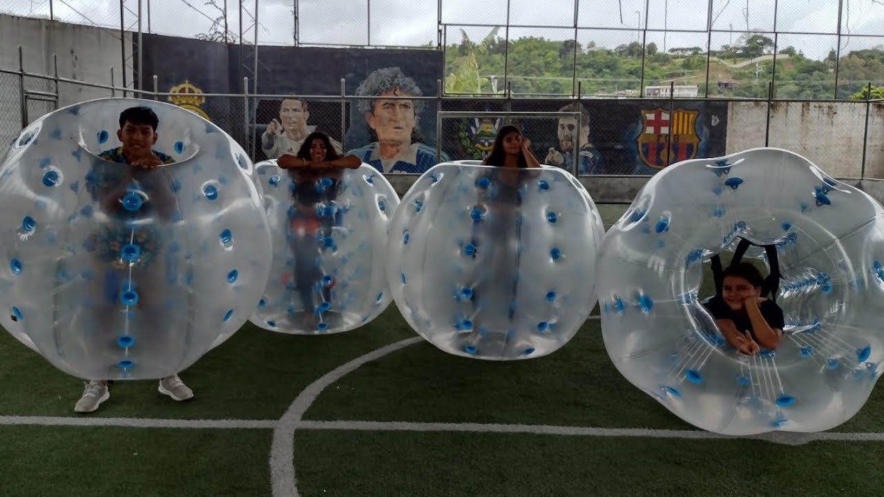 ️ JUGANDO al FÚTBOL ⚽️ dentro de unas PELOTAS INFLABLES * grandes ...