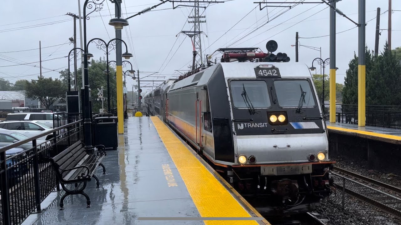 New Jersey Transit Weekend Train Action @ Red Bank (10/1/22) - YouTube