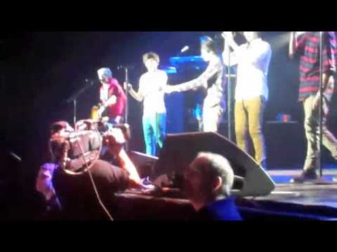 One Direction - Use Somebody - Front Row, Camden NJ - YouTube