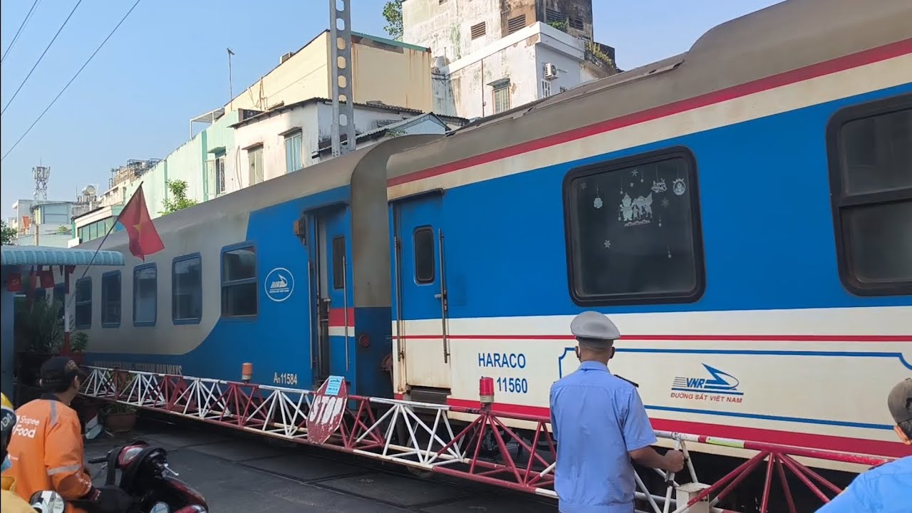 [2809] D19E-955 kéo tàu SE6 kép toa CV-PĐ 81510 đi Hà Nội | 8:44 - 25. ...