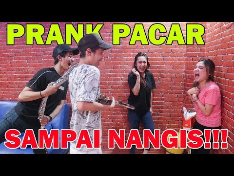 PRANK ULAR KE PACAR JESSICA & MEGA NANGIS KEJER!!