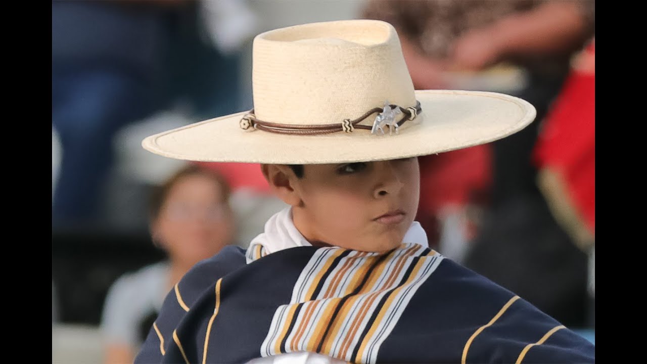 Lorenzo Rivera Rodriguez, un chalán de poncho y sombrero - YouTube