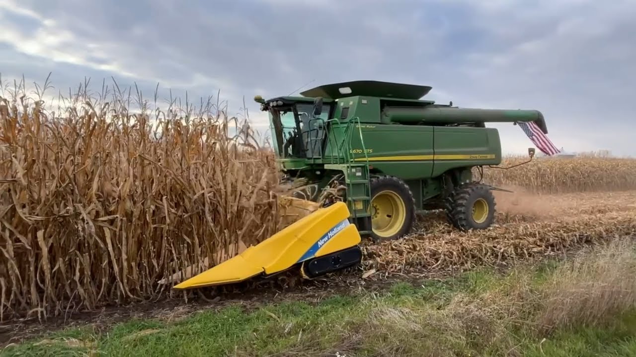 John Deere 9670 Combine Harvesting Corn in Western New York - YouTube