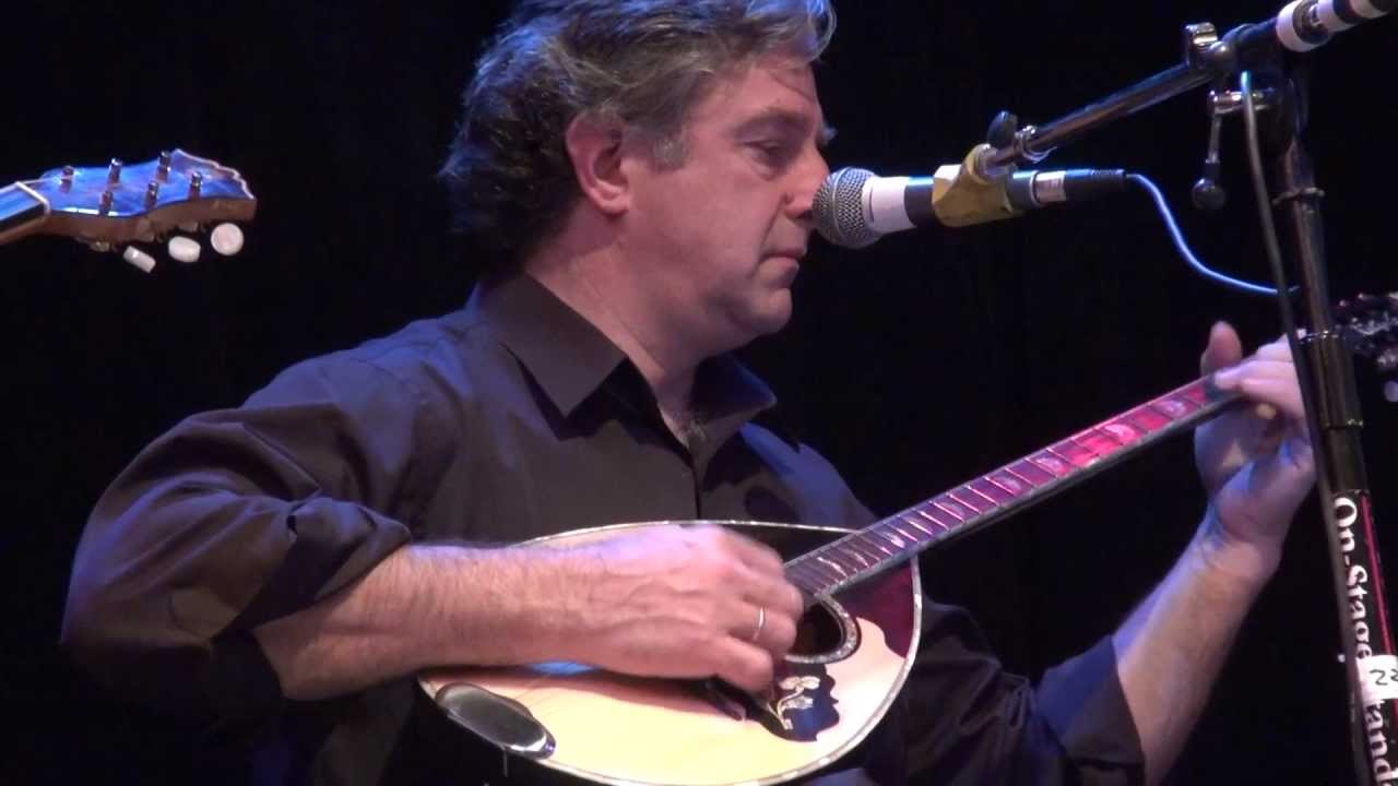 Pasatempos performs 'A school went up in flames' - Καηκε ενα σχολειο ...