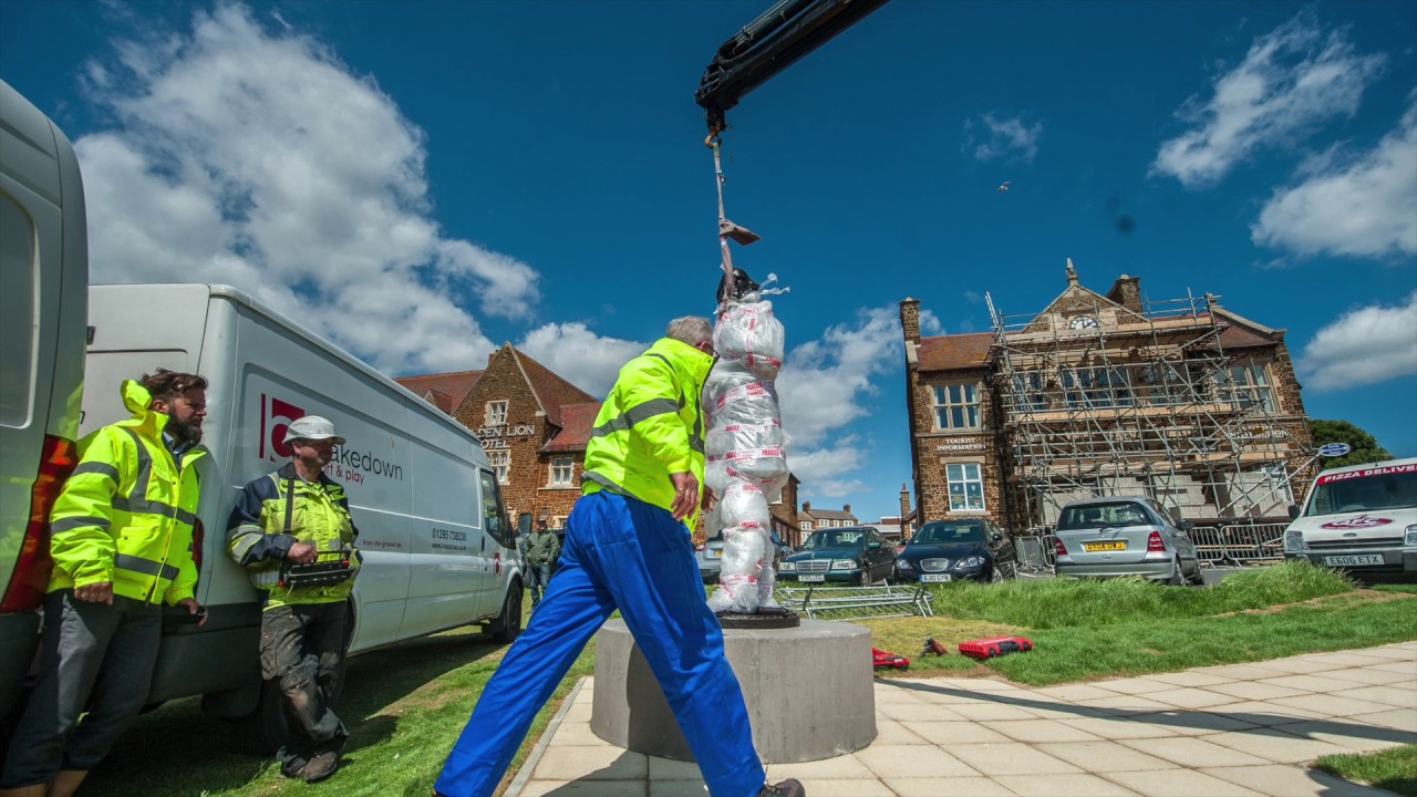 Henry Le Strange statue installation - YouTube