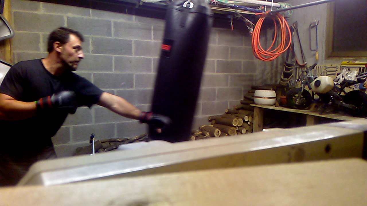 Primo allenamento al sacco Alan precoma - YouTube