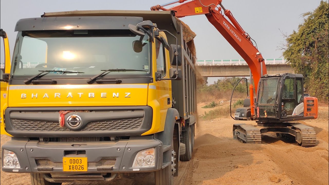 TATA HITACHI Loading in BHARATBENZ Stuck in Sand With Heavey Loaded ...