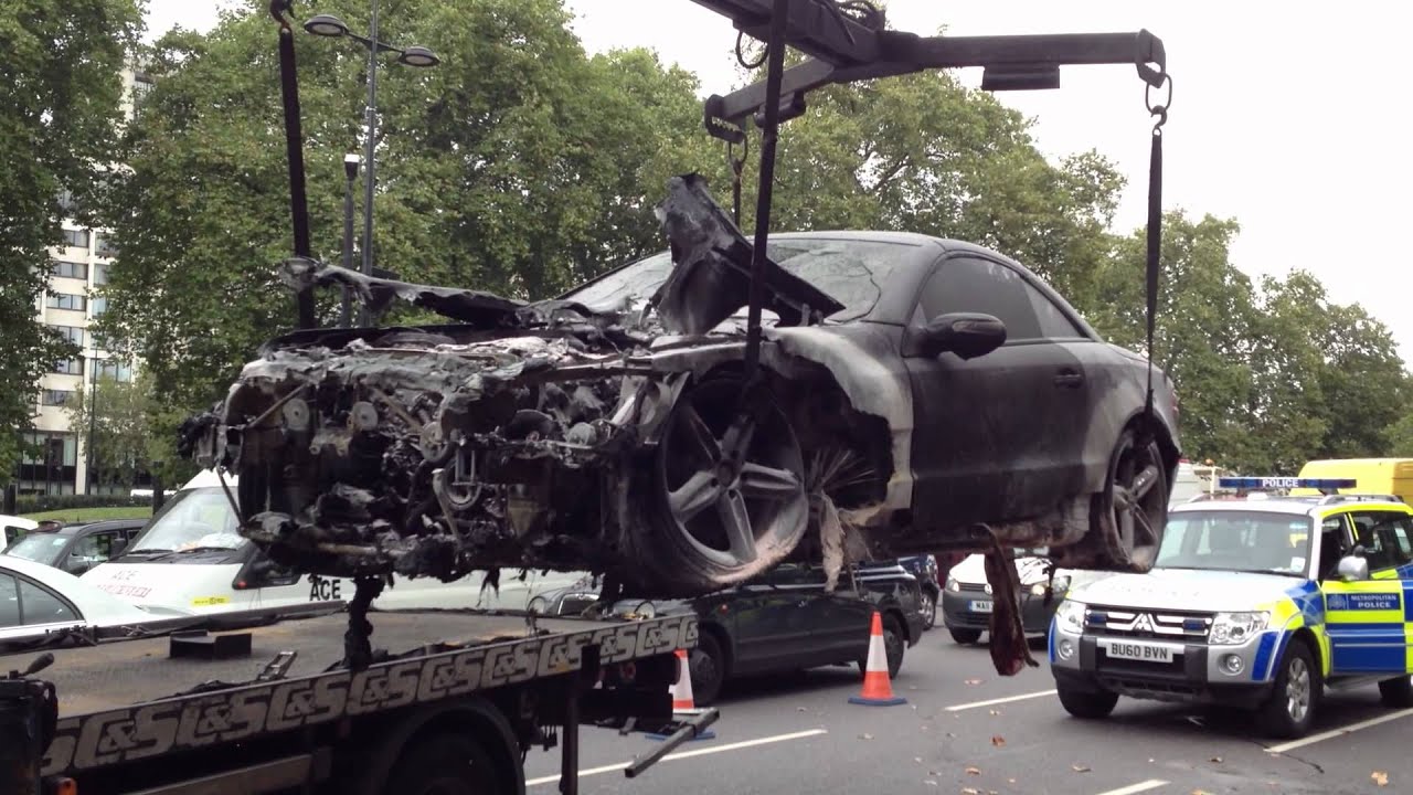 Mercedes SL 350 "Mercedes SL" burnt car carcass lifted near Hyde Park ...
