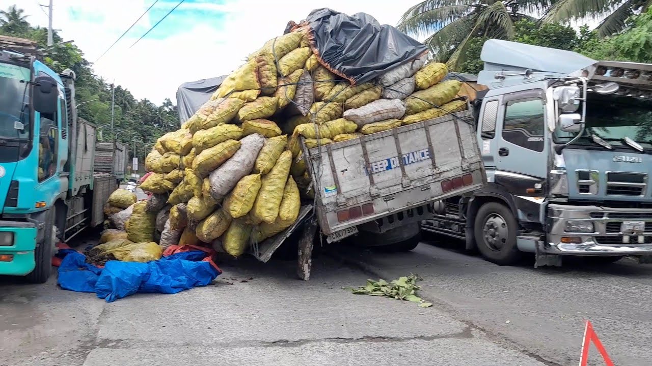 Truck tumagilid sa gitna ng kalsada sa Andaya highway, Brgy Manangli ...