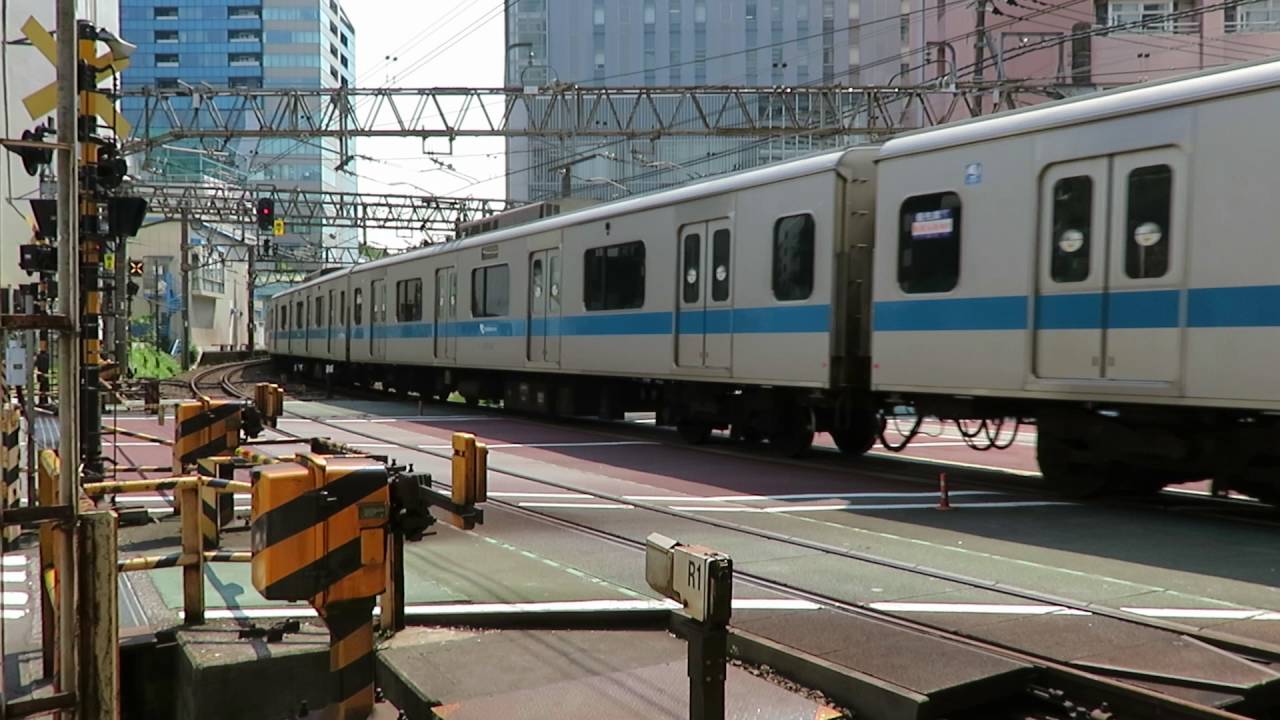 Odakyu line at Shinjuku - YouTube