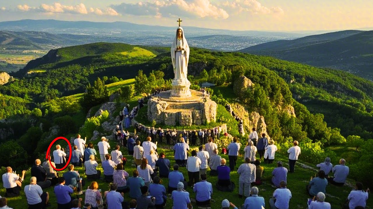 Crentes estavam orando e observando ESSA Estátua de Nossa Senhora ...