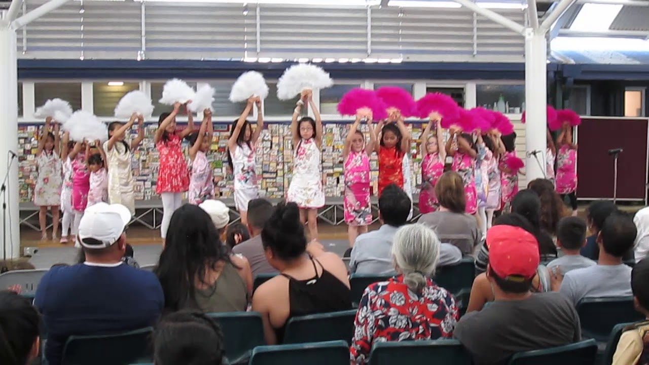 Girls' fan dance 2017 Art award evening - YouTube