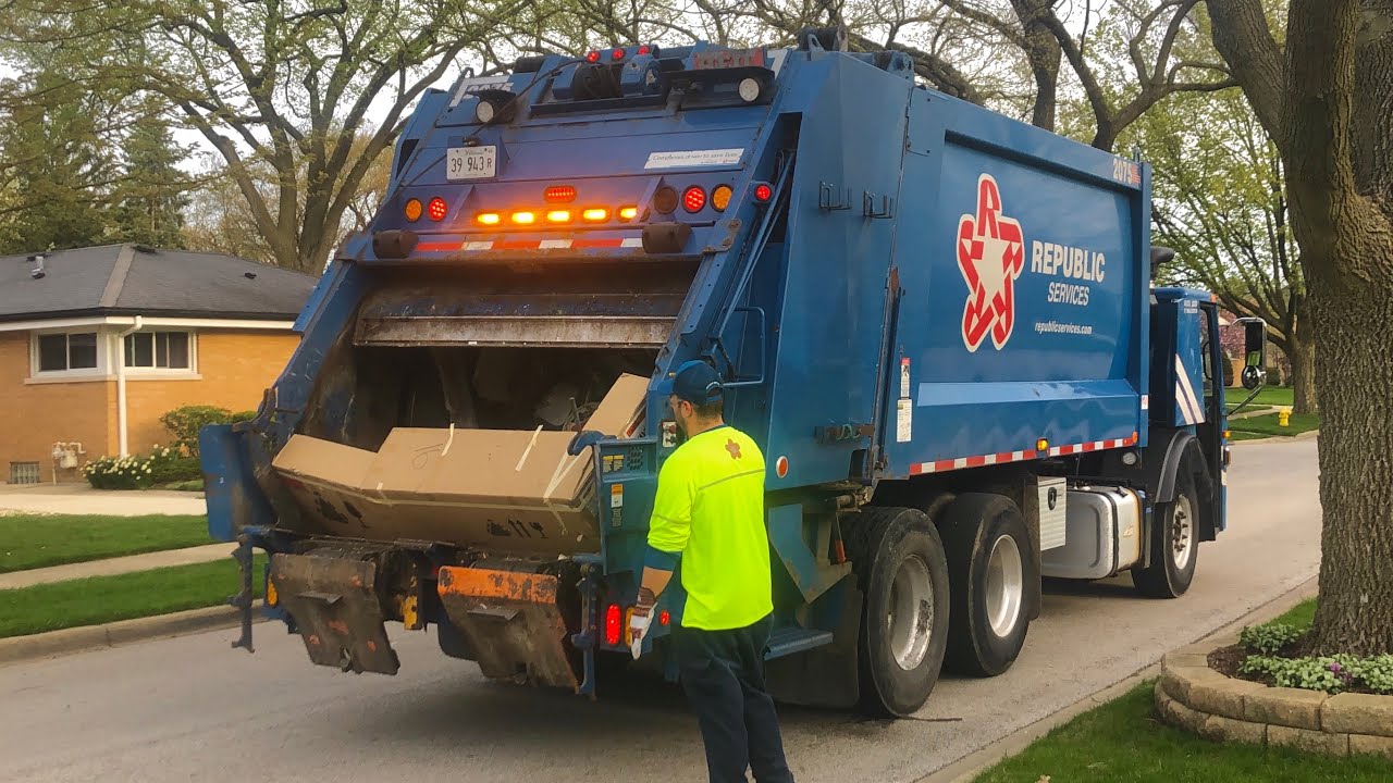 Spring Cleanup 2020: 2 Republic Services Mack LEU Heil DuraPack 5000 ...