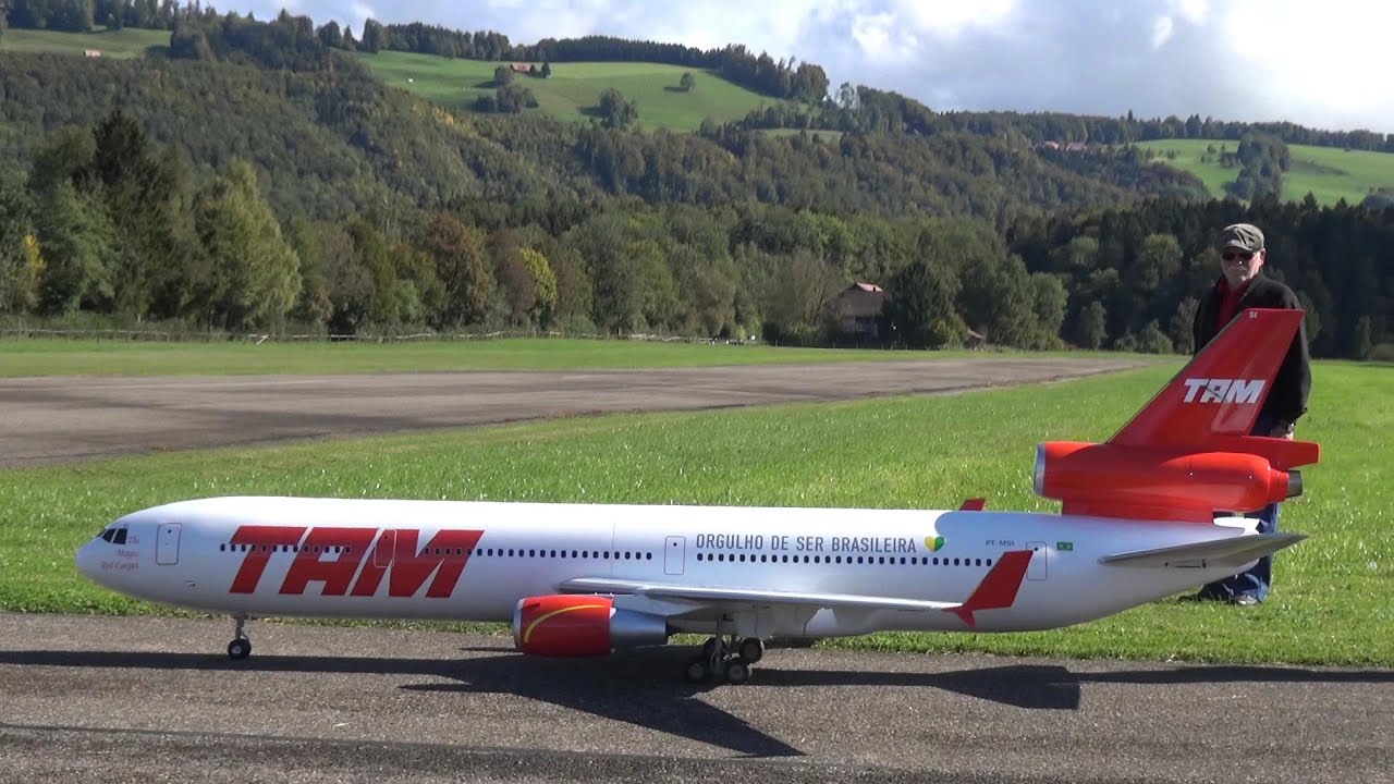 INCREDIBLE RC AIRLINER MD-11 AND AIRBUS A-340 TAM AND LUFTHANSA SCALE ...