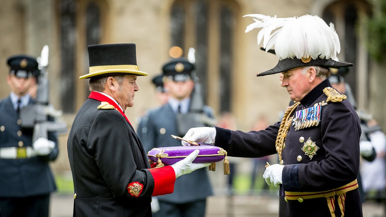 The Constable of the Tower of London's Leaving Ceremony - YouTube