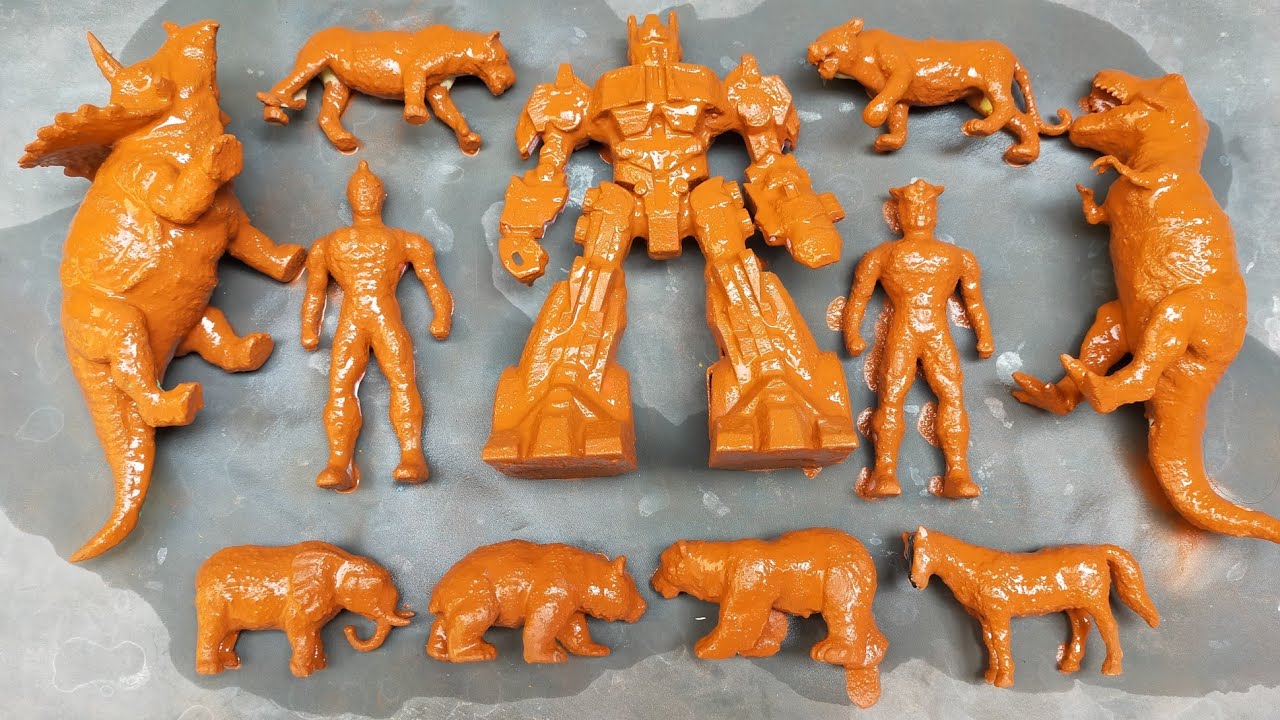 Membersihkan mainan gajah, kuda, beruang, macan, ultraman, dinosaurus ...