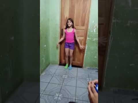 Luna cantado e jullia dançando só no passinho kkkkk