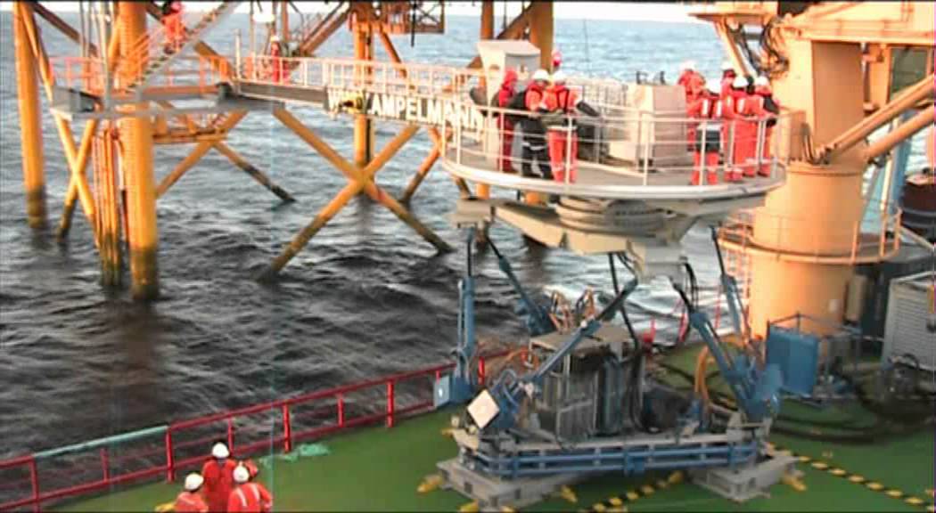 Offshore Crew Transfer Ampelmann.wmv - YouTube