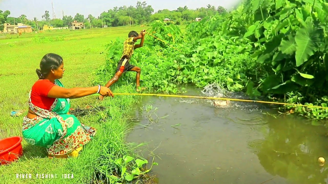 Fishing Video || It's Amazing to see Beautiful lady fishing in canal ...