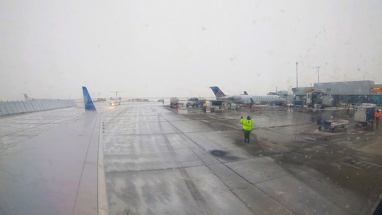 HEAVY SNOW | United Express Embraer E145 Landing At Denver Airport ...