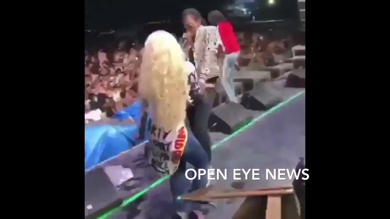 Offset Brings Cardi B on Stage - YouTube