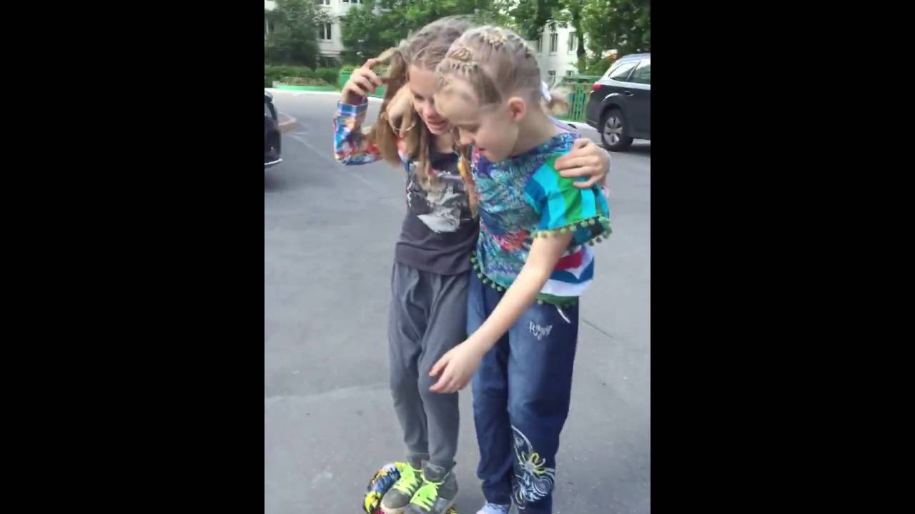 2 девочки на одном гироскутере - YouTube