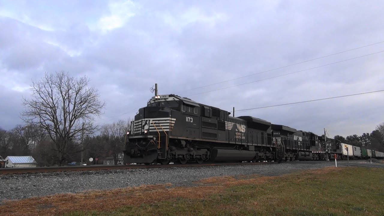 NS 1173 leads NS 211 across the NS LURB in Walnut Bottom, PA - YouTube