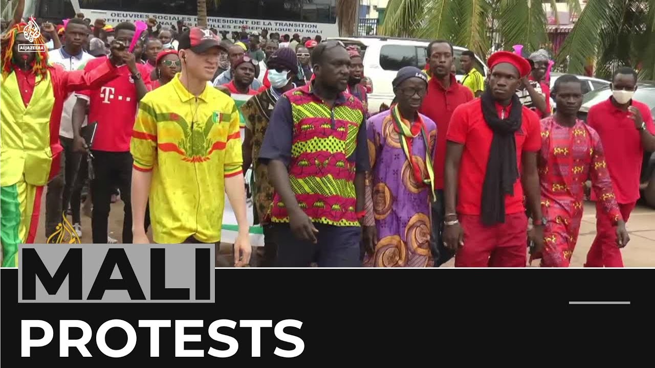 Mali protesters demand exit of UN peacekeepers - YouTube
