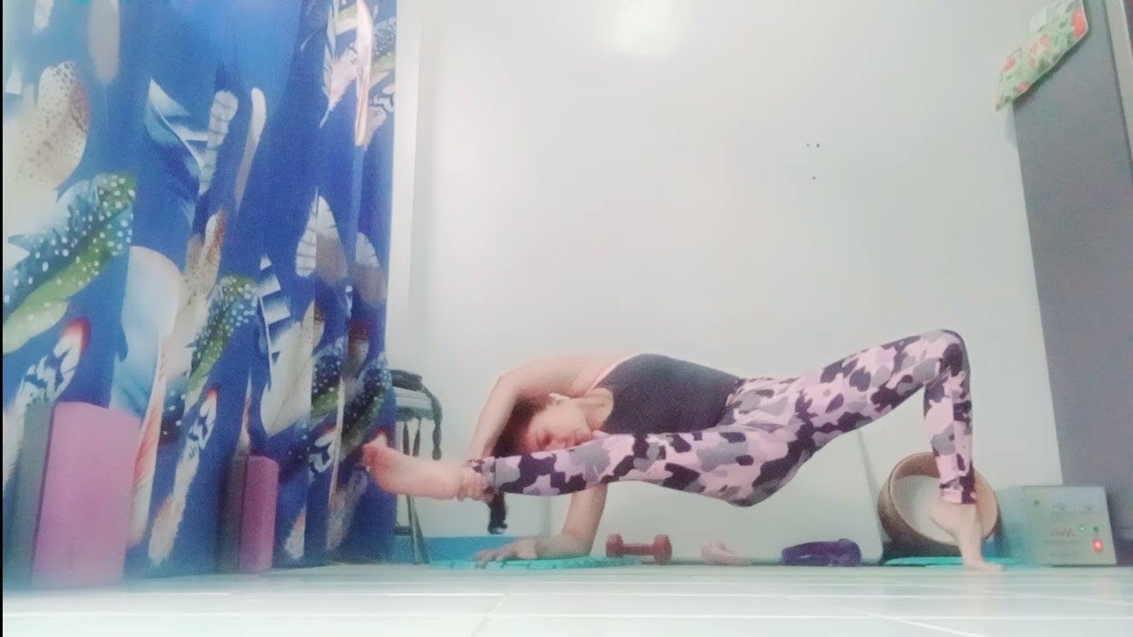 Compass pose variation #shorts - YouTube