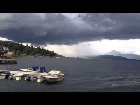 Wideroe Dash8 Landing at Molde(ENML)