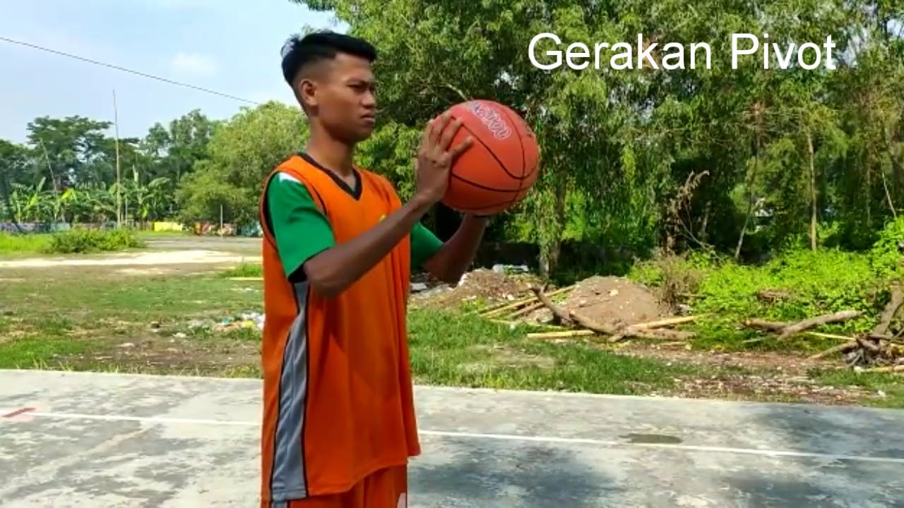 Teknik Dasar Bola Basket "PIVOT" - YouTube