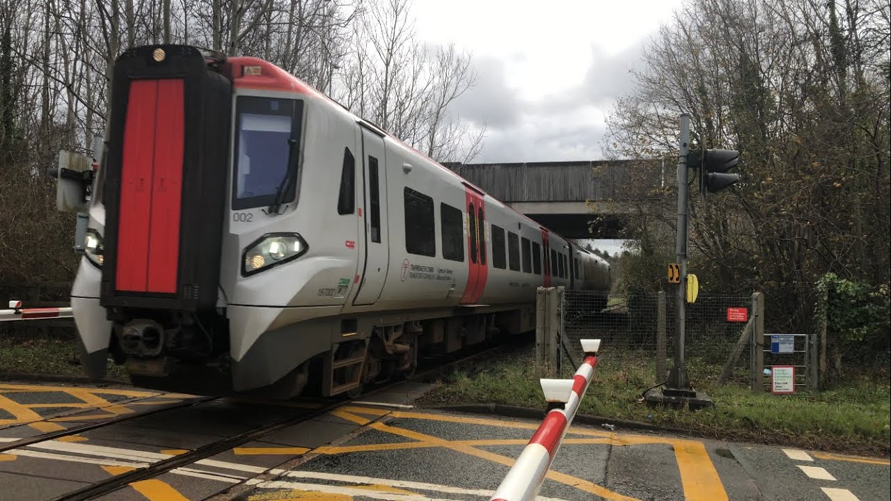 Glan Conwy Level Crossing, Conwy (14/12/24) - YouTube