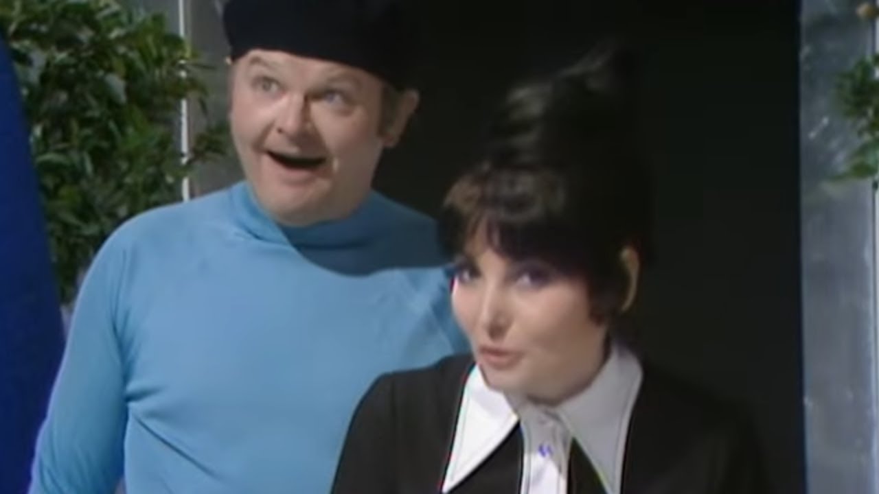 Benny Hill - Saison 1, Episode 9 - YouTube