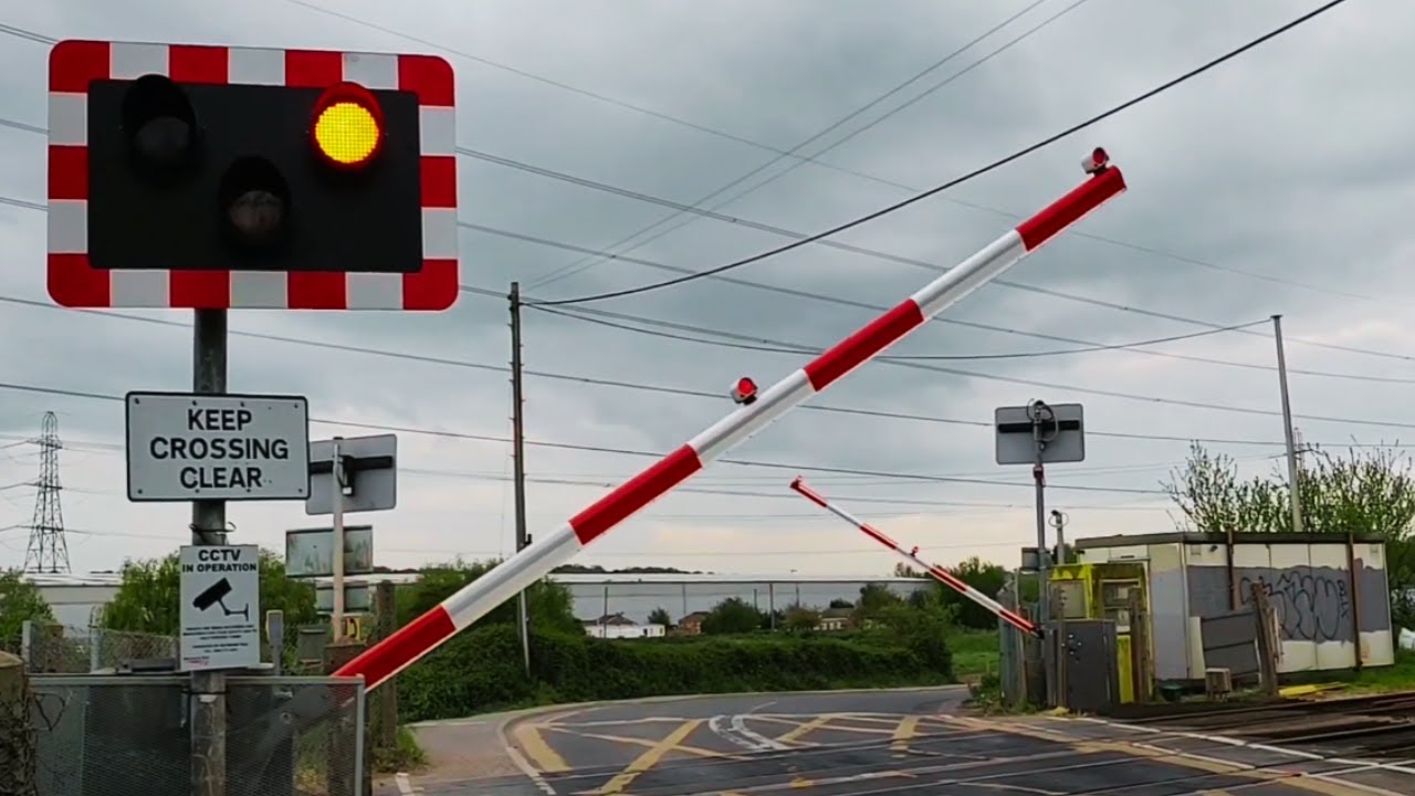 Broad Oak Level Crossing, Kent - YouTube