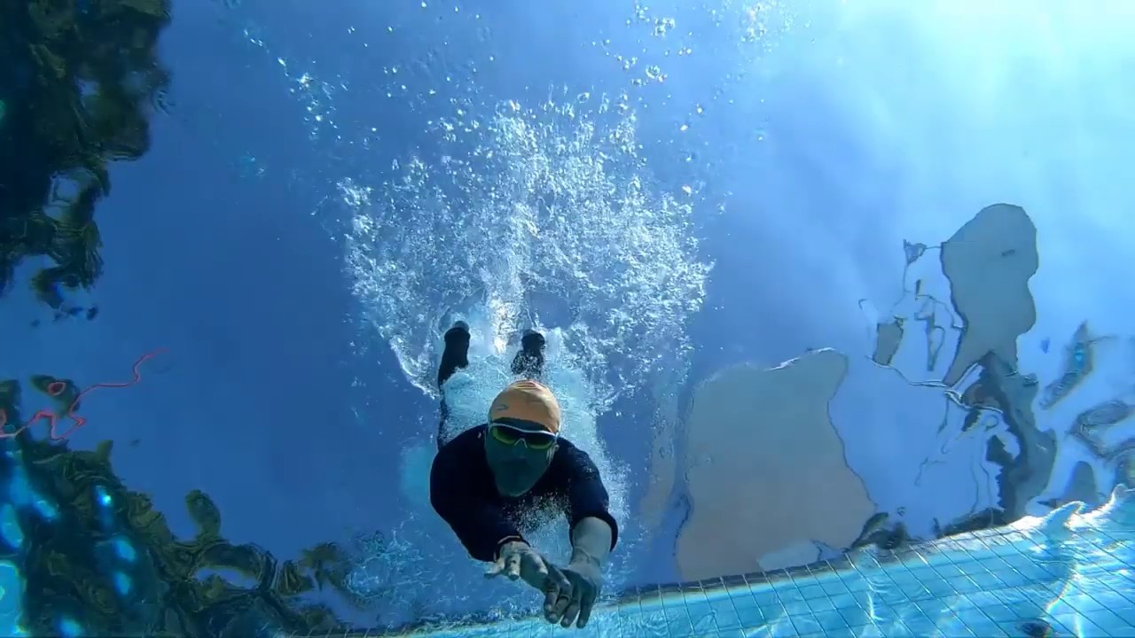 Clavado en alberca bajo el agua, en Slow Motion (Cámara Lenta) tomado ...