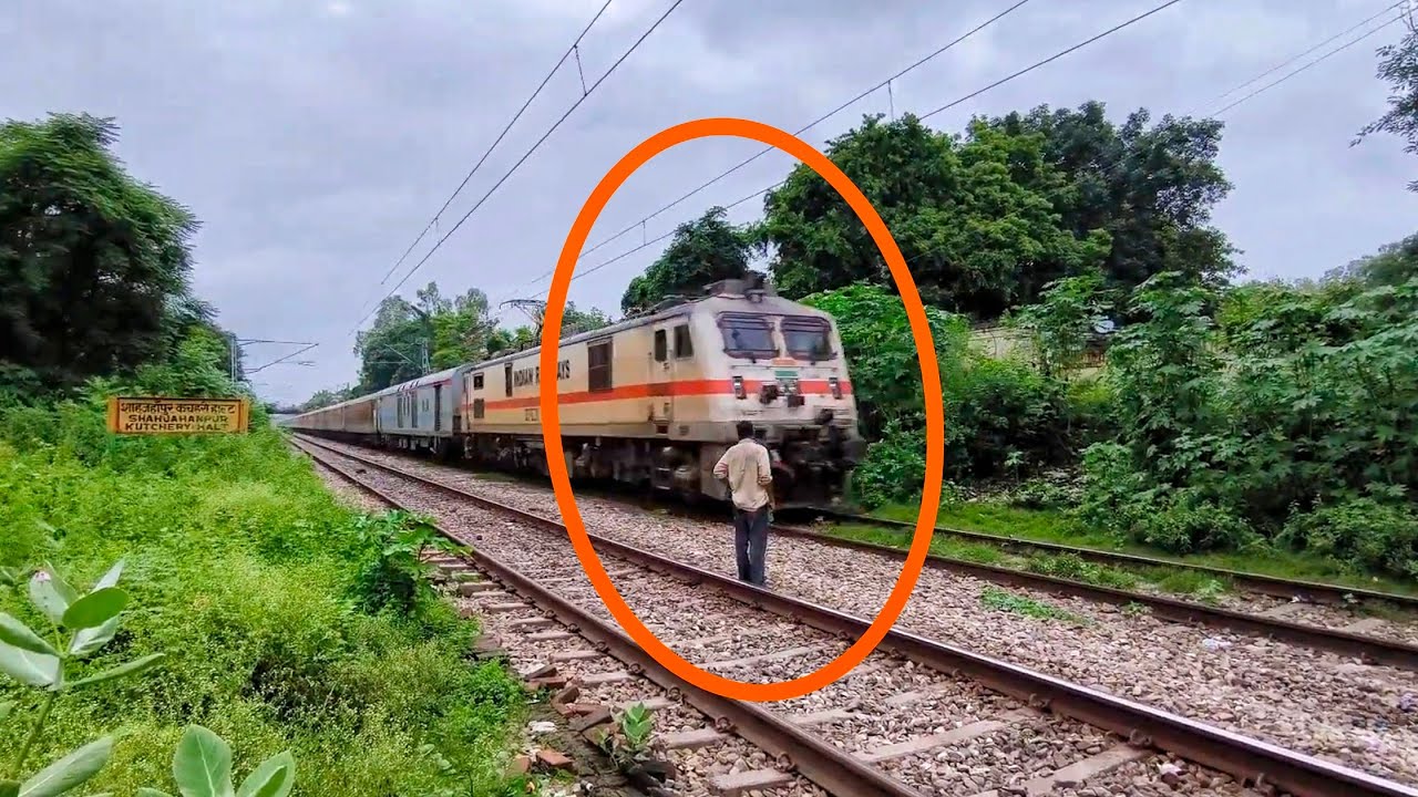 Superfast Train Ke Samne Aaya Ek Pagal Aadmi - Crazy man stuck in the ...