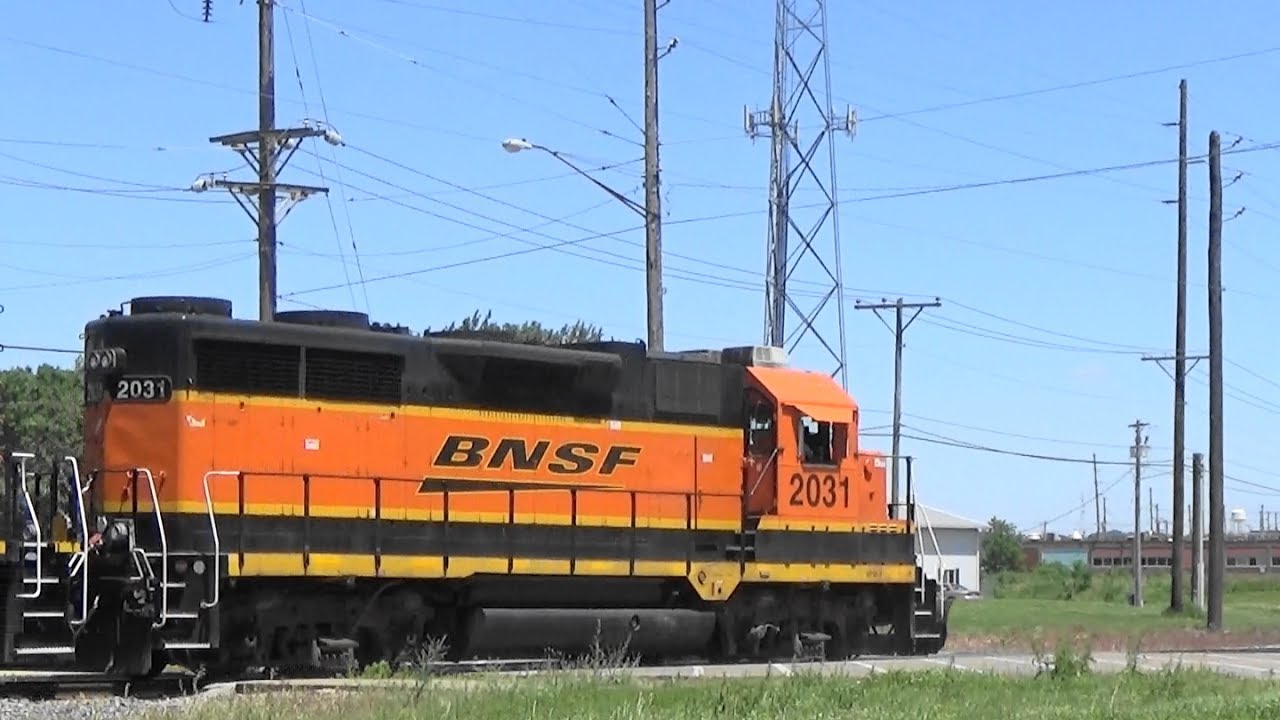 BNSF 2031 & 2564 Lead a Freight, East Moline, IL - YouTube