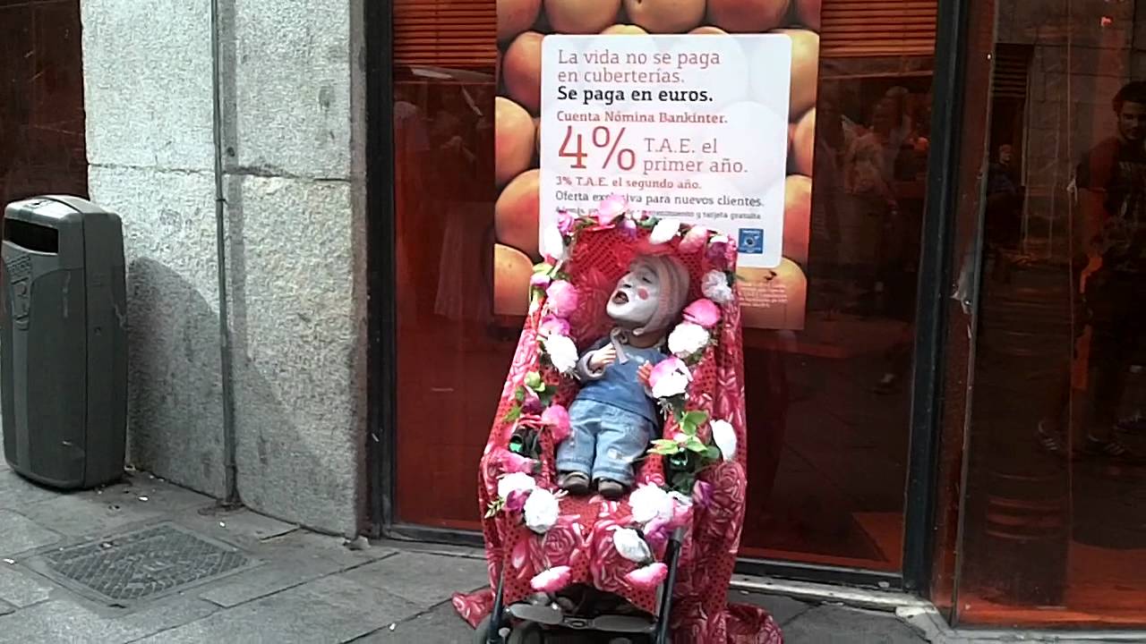 Madrid Stroller Baby Street Performer - YouTube