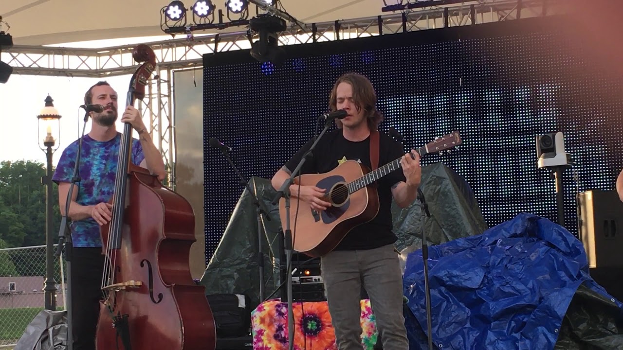 Billy Strings- Dreadful Wind And Rain (Live) - YouTube