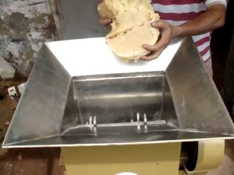 GUD (JAGGERY)CRUSHING MACHINE - YouTube