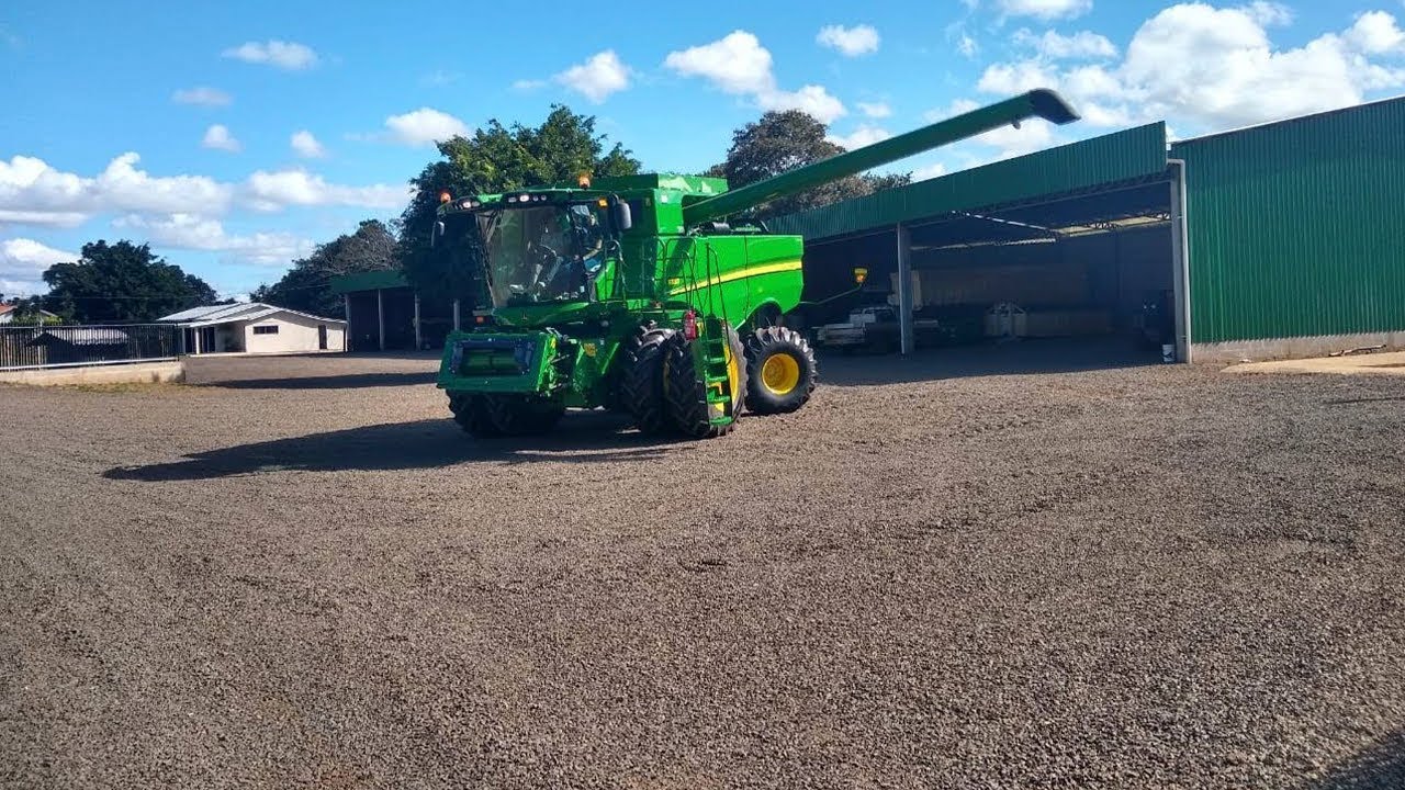 DIRIGINDO PELA PRIMEIRA VEZ UMA COLHEITADEIRA * JOHN DEERE S550 * - YouTube
