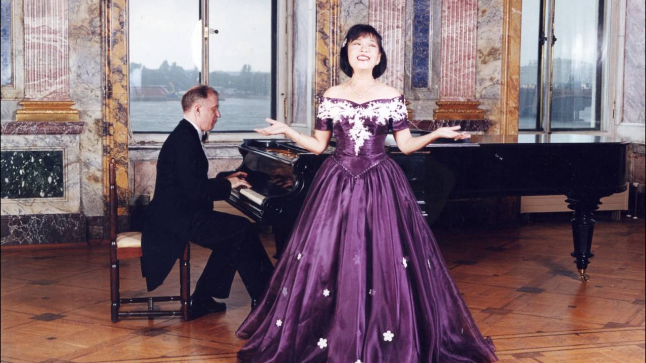 Nelly Lee sings Tchaikovsky - YouTube
