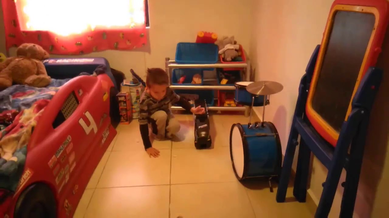 A jugar con mis carritos - YouTube