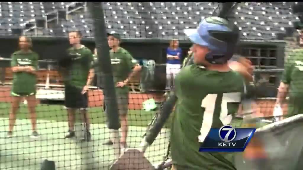 KETV's Kyle Gravlin wins Media Home Run Derby - YouTube