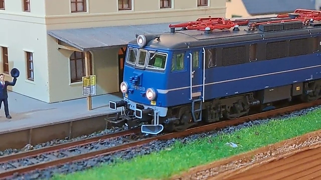 H0 PKP EP08 z wagonami pasażerskimi IC i Papugami - YouTube