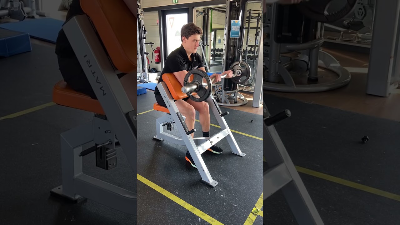 Biceps curl au banc et barre EZ - YouTube