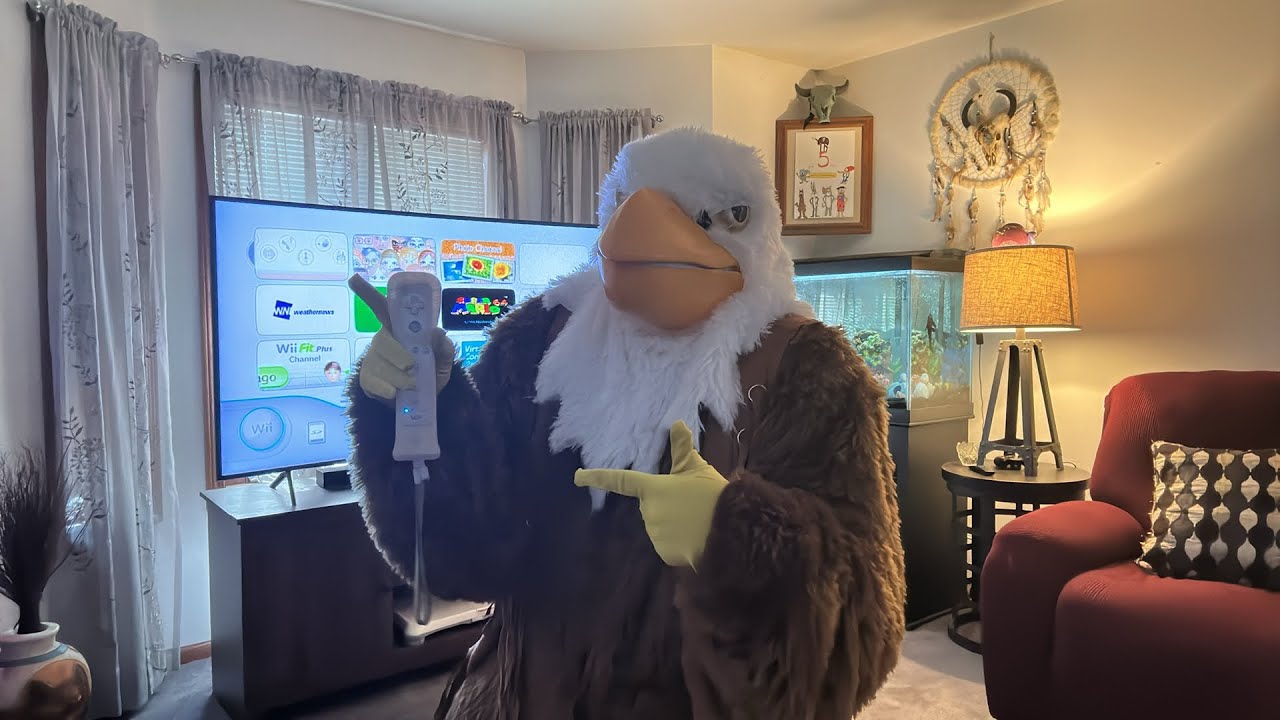 Ernie The Eagle Tests Out His Wii Remote Skills LIVE - YouTube