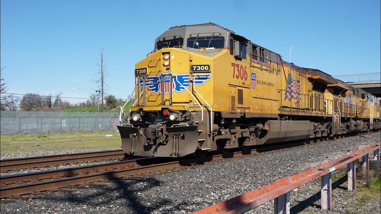 UP 7306 leads the manifest MRVWC through Roseville Road - YouTube