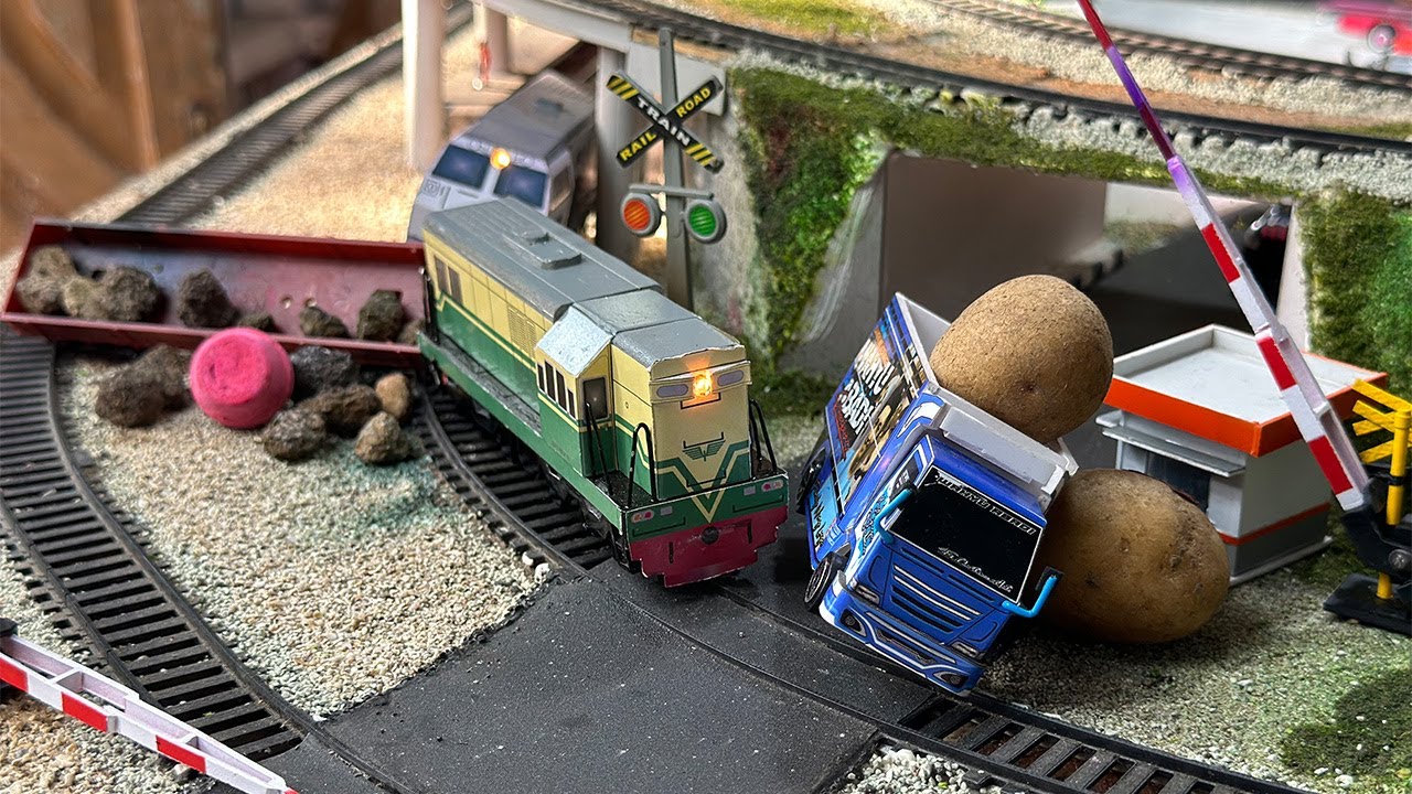 Drama Merakit Kereta Api BB200 Vintage Gerbong Batu Bara Anjlok ...